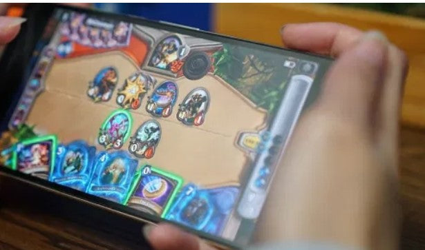 Amankah Main Game dan Pakai HP Sambil Dicas? Ini Faktanya – Rexus